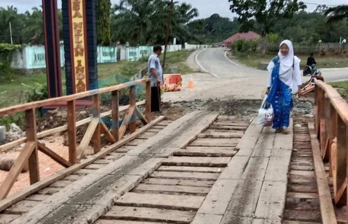 Kades Nenggalo Ingatkan Lintasi Jembatan Jangan Over Kapasitas