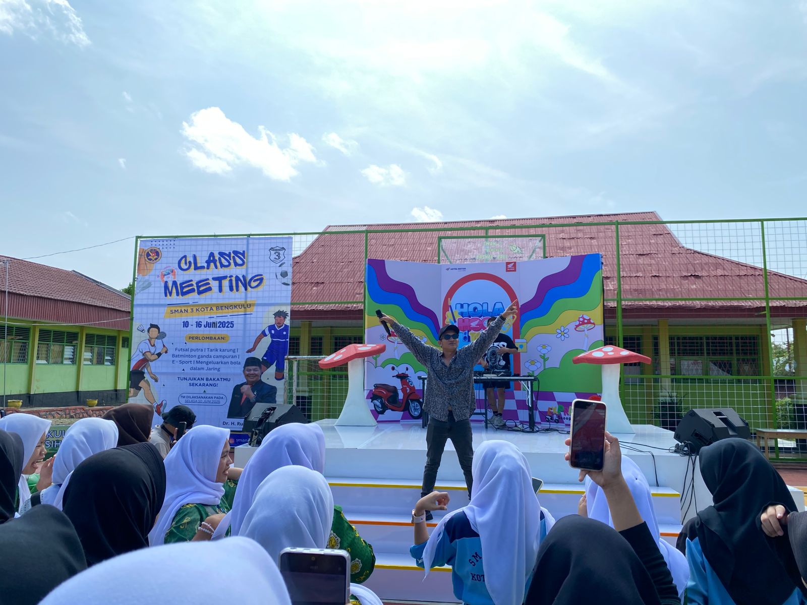 Ratusan Siswa SMAN 3 Kota Bengkulu Seru-seruan di Event Hola Hoop Top dengan Penampilan Choki ...