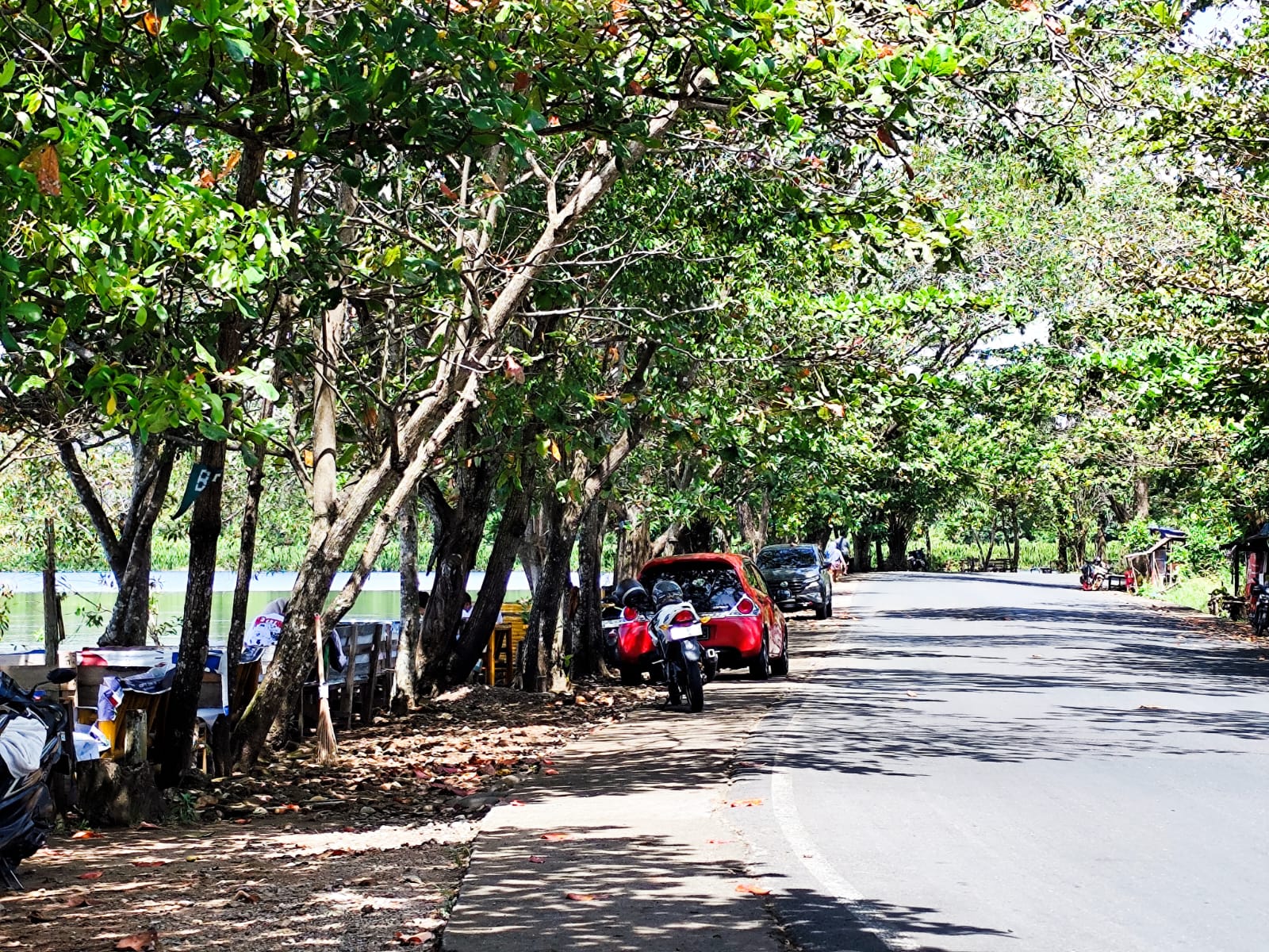 Meja dan Kursi Tepi Danau Dendam Tak Sudah Dibongkar, Wali Kota ...